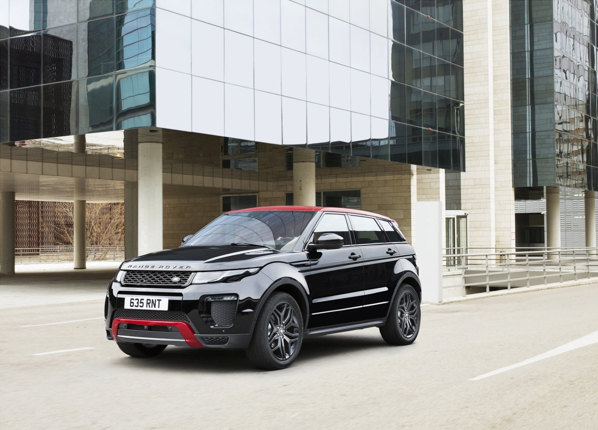 Land Rover lança Discovery Sport e Range Rover Evoque com motor flex