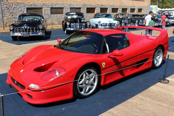 Única Ferrari F50 do Brasil dá vexame e precisa de um 'empurrãozinho'