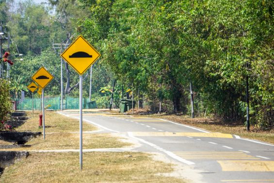 Quebra mola: saiba o jeito certo de passar o carro por ele
