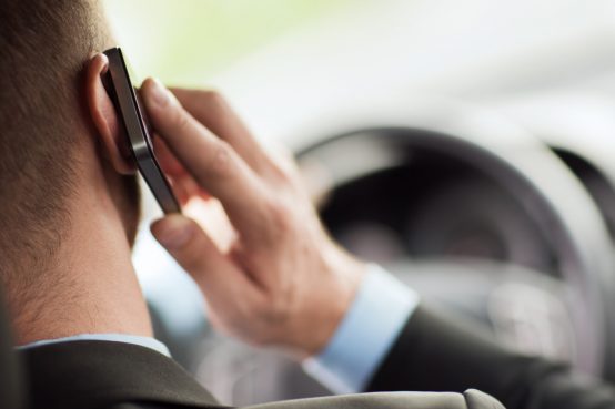 Dirigir Falando Ao Celular O Maior Problema Não é Segurar O Aparelho