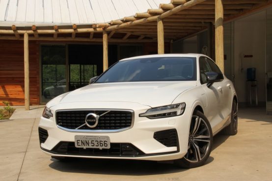 Volvo S60 T8 R-Design é sedã puramente esportivo