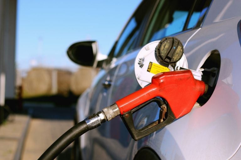 Quanto custa para encher o tanque dos carros mais vendidos?