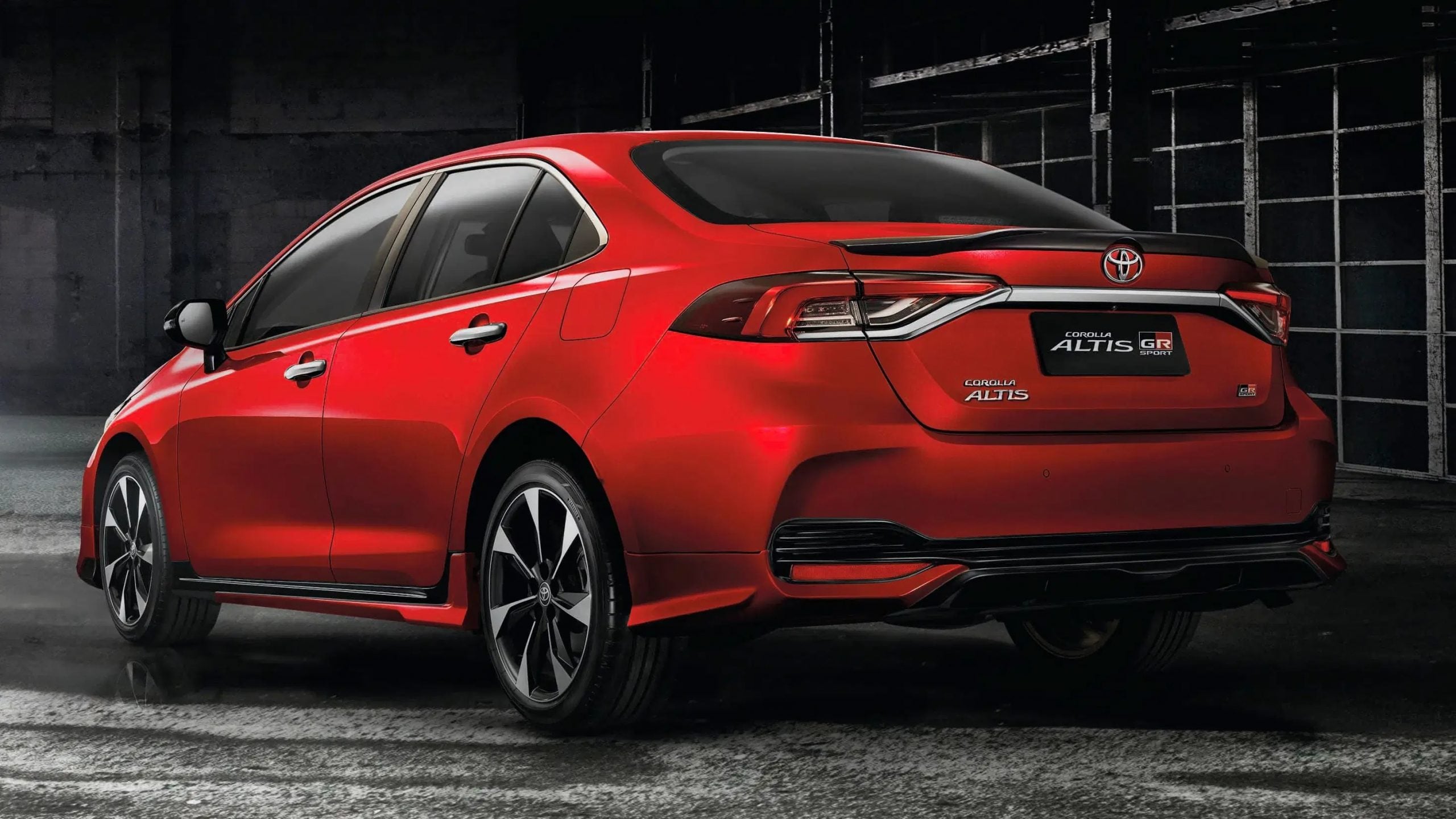 Corolla GRS só é um esportivo na fantasia...