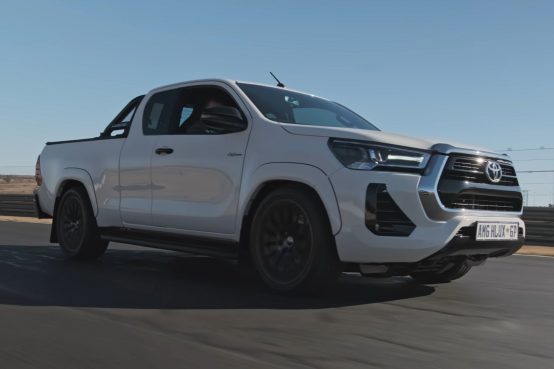 Essa é a Hilux esportiva que a Toyota nunca fez: ela tem um V8 AMG!