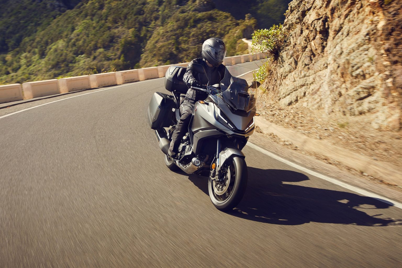 Honda NT 1100 tira o pé da roça e embarca no turismo