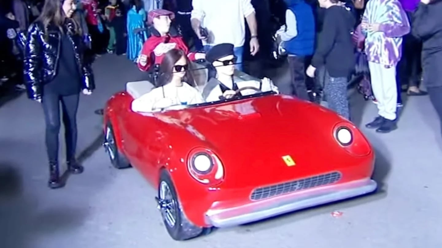 Pais transformam cadeira de rodas do filho em Ferrari de Ferris Bueller