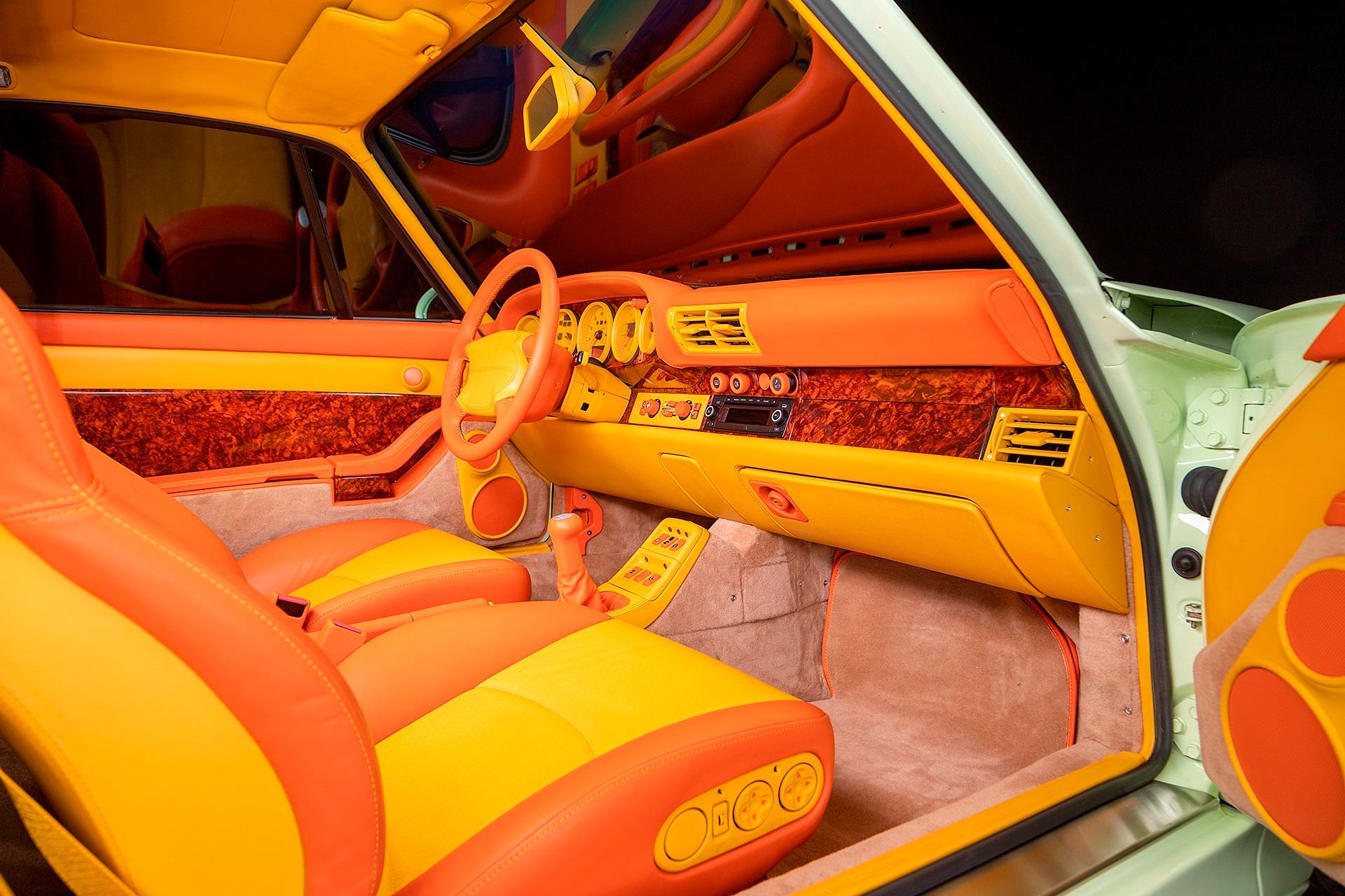 Dinheiro compra bom gosto? Esse Porsche 911 prova que não!