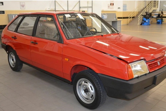 Lada Samara fabricado em 1992 está à venda por preço de BMW