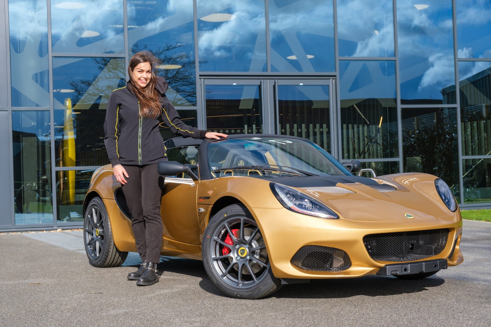 Último Lotus Elise é entregue para a mulher que deu seu nome ao carro