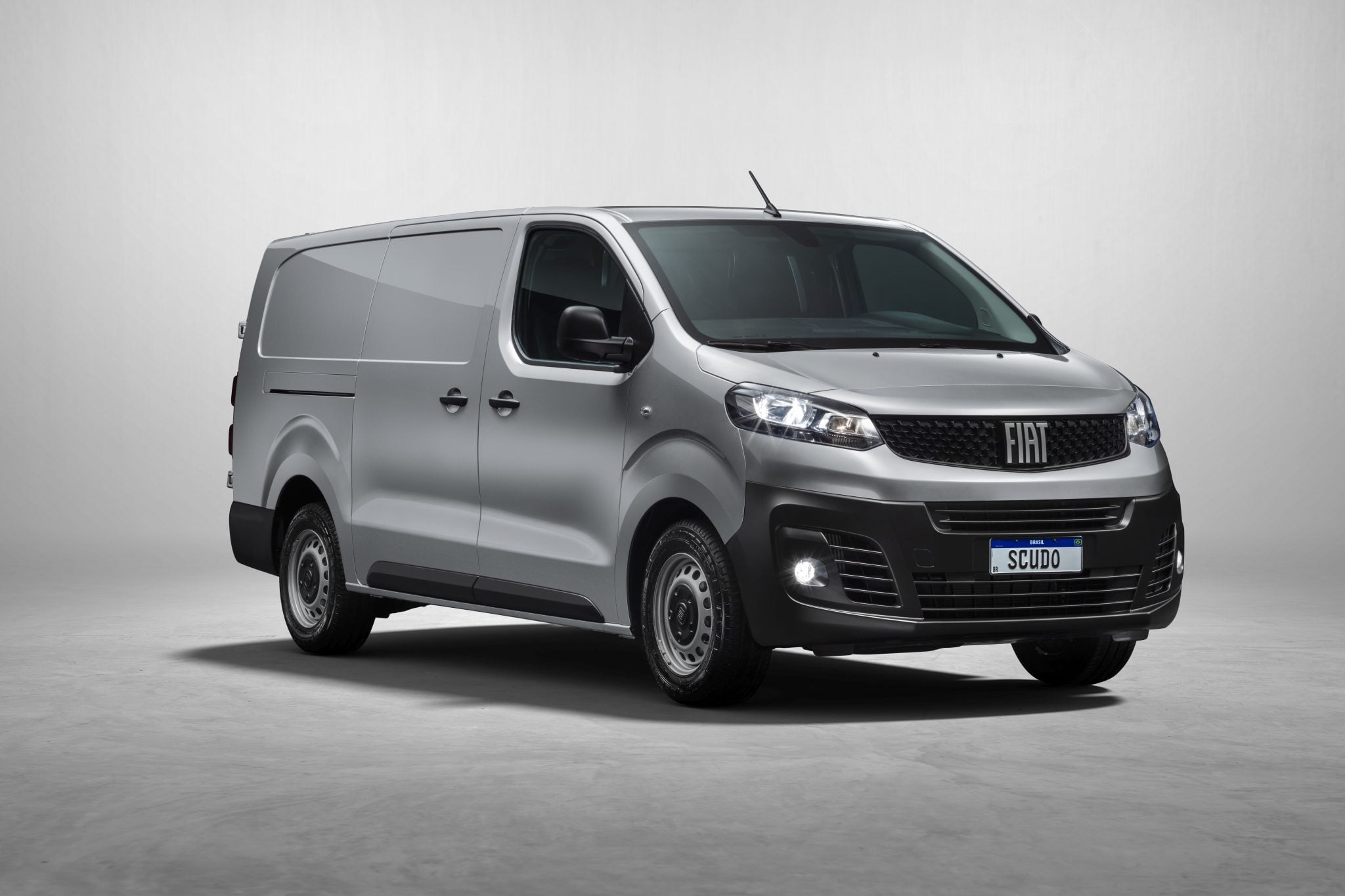 Fiat apresenta furgão Scudo em versões diesel e 100% elétrico