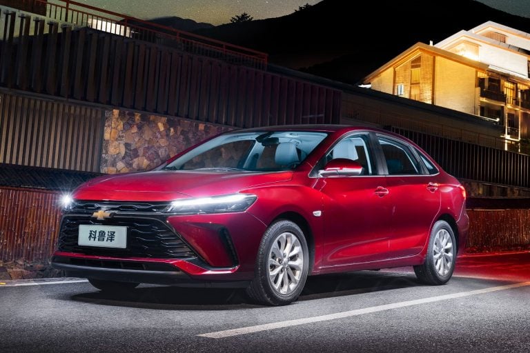 Chevrolet lança novo Monza com mecânica híbrida
