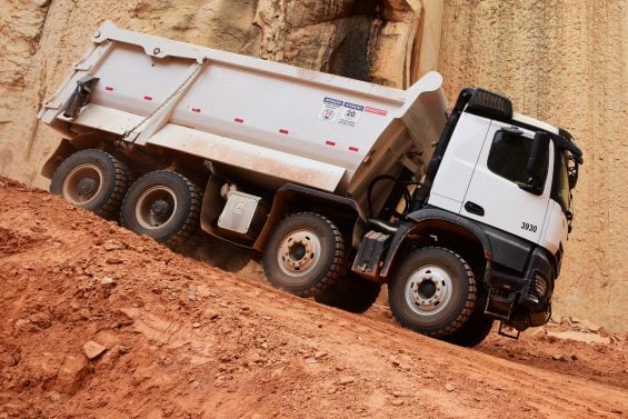 [VÍDEO] Mercedes Arocs 8x4 mostra valentia em operação off-road