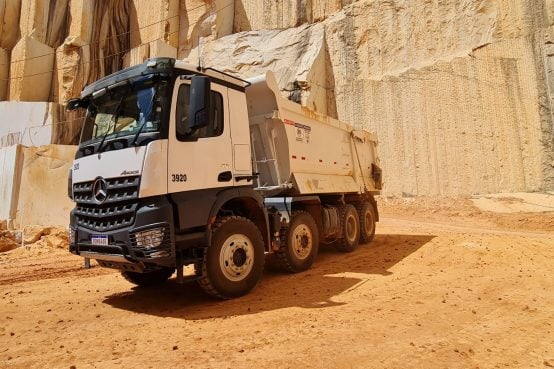 [VÍDEO] Mercedes Arocs 8x4 mostra valentia em operação off-road