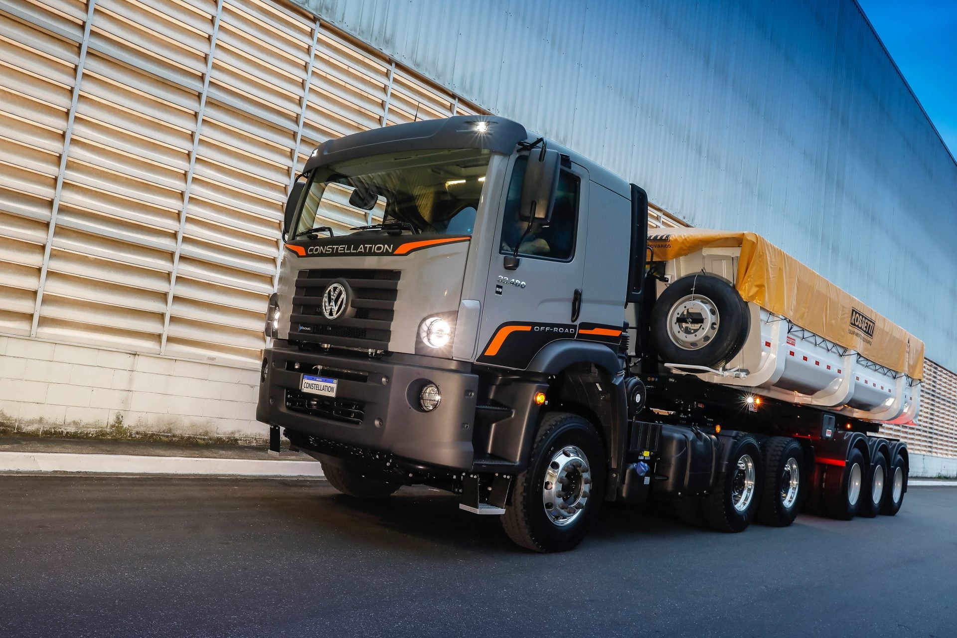 Caminhões Volkswagen Constellation recebem nova linha