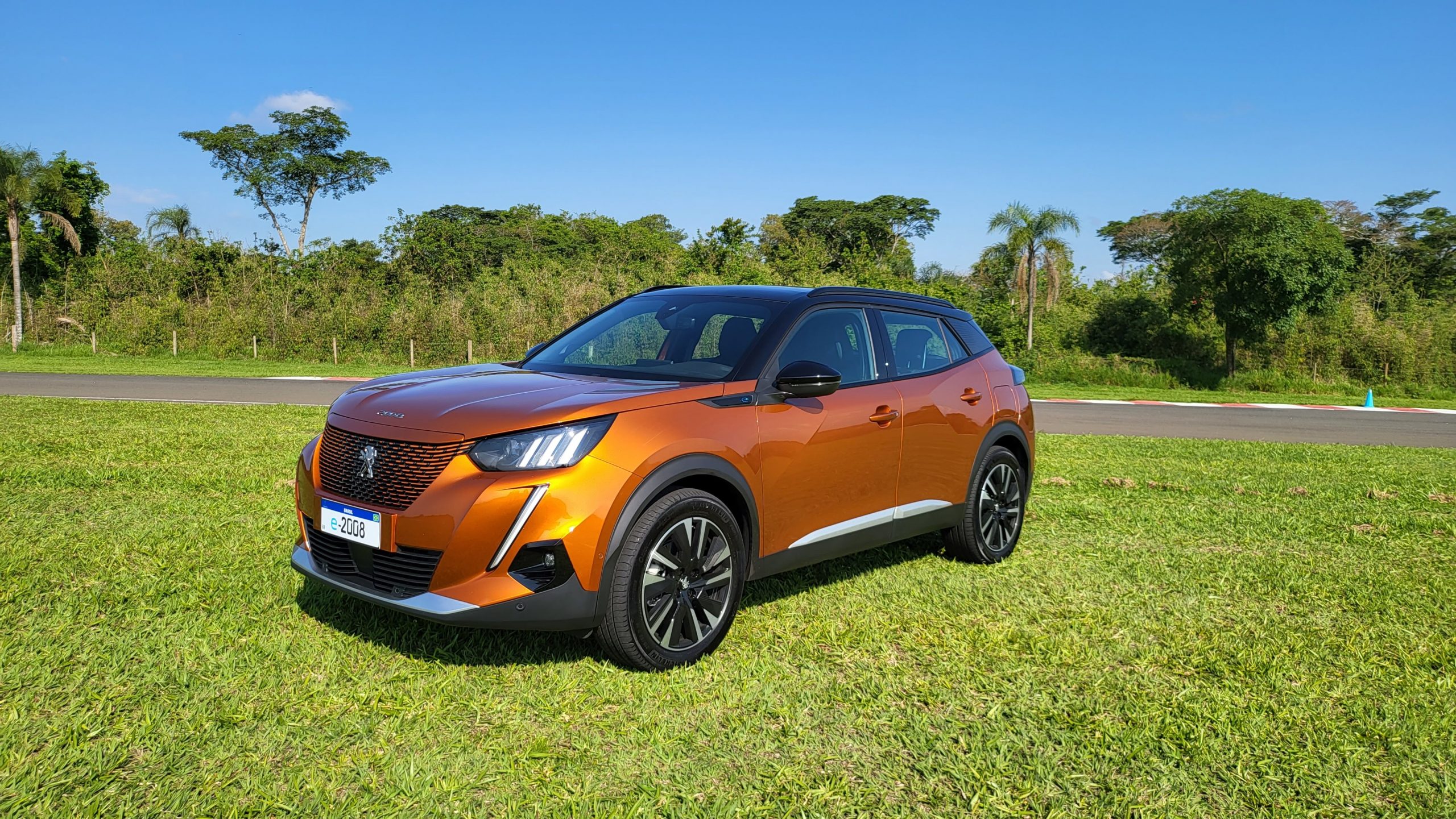 SUV elétrico Peugeot e2008 GT estreia por R$ 260 mil