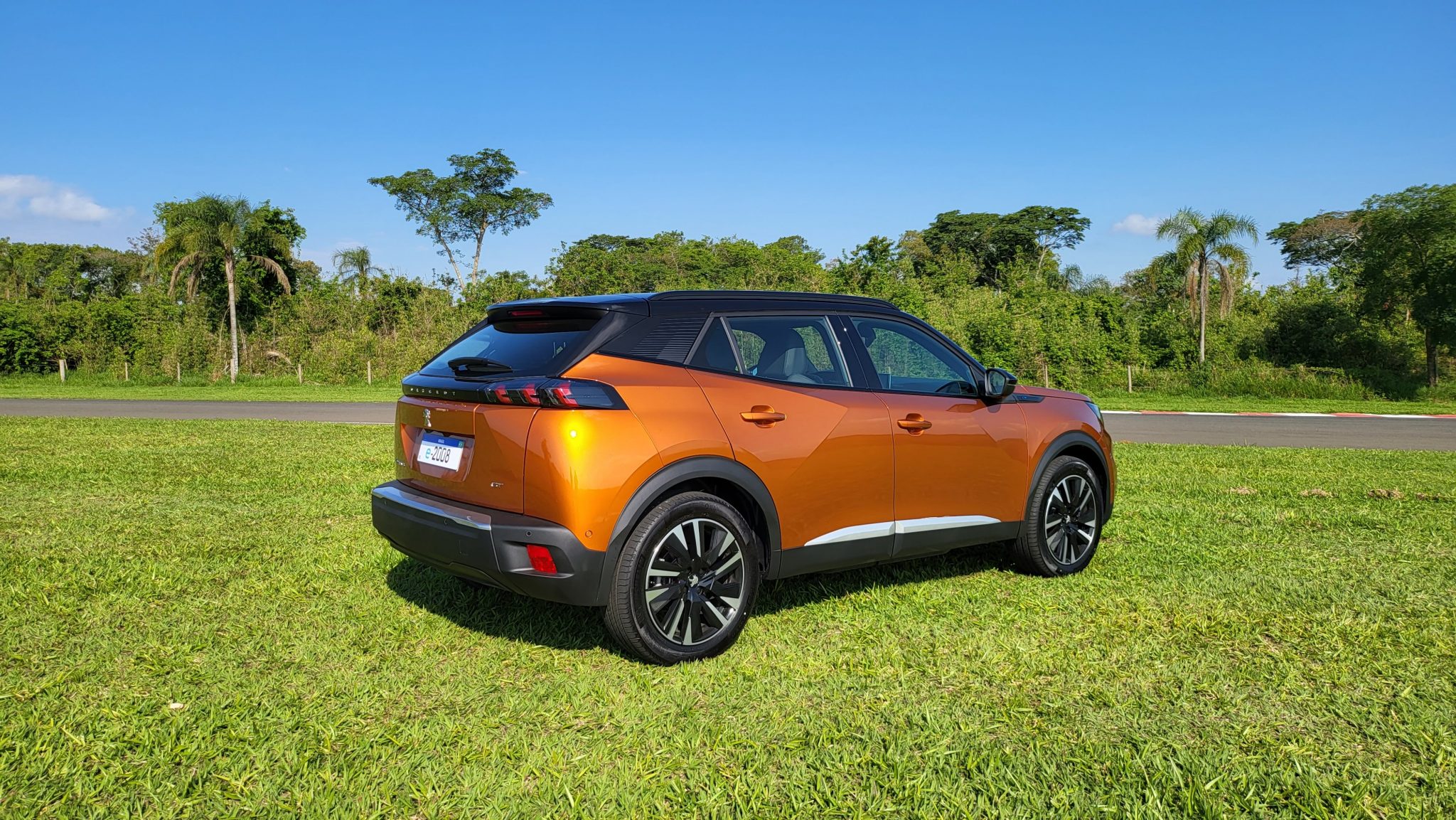 SUV elétrico Peugeot e2008 GT estreia por R$ 260 mil