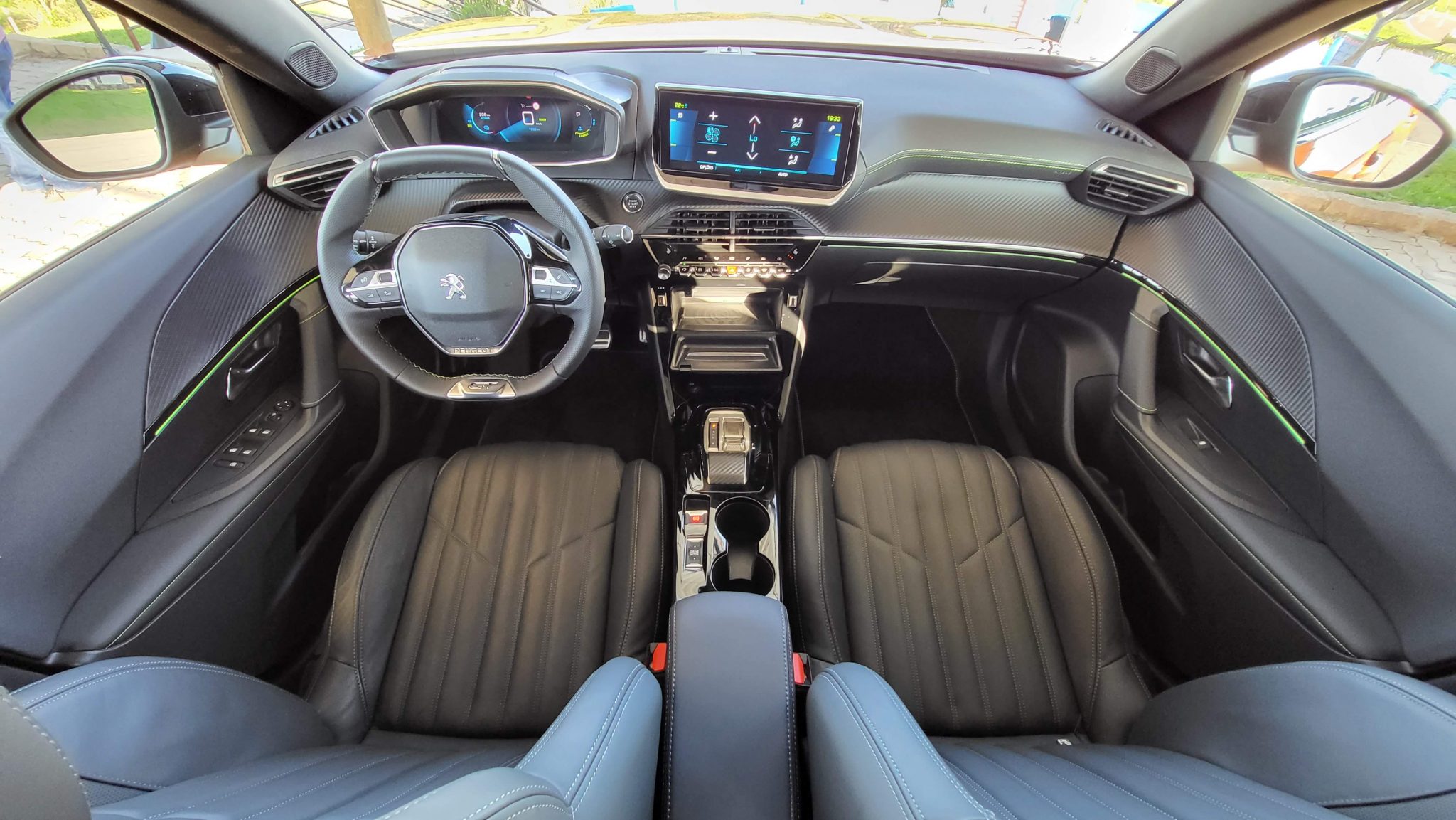 SUV elétrico Peugeot e2008 GT estreia por R$ 260 mil