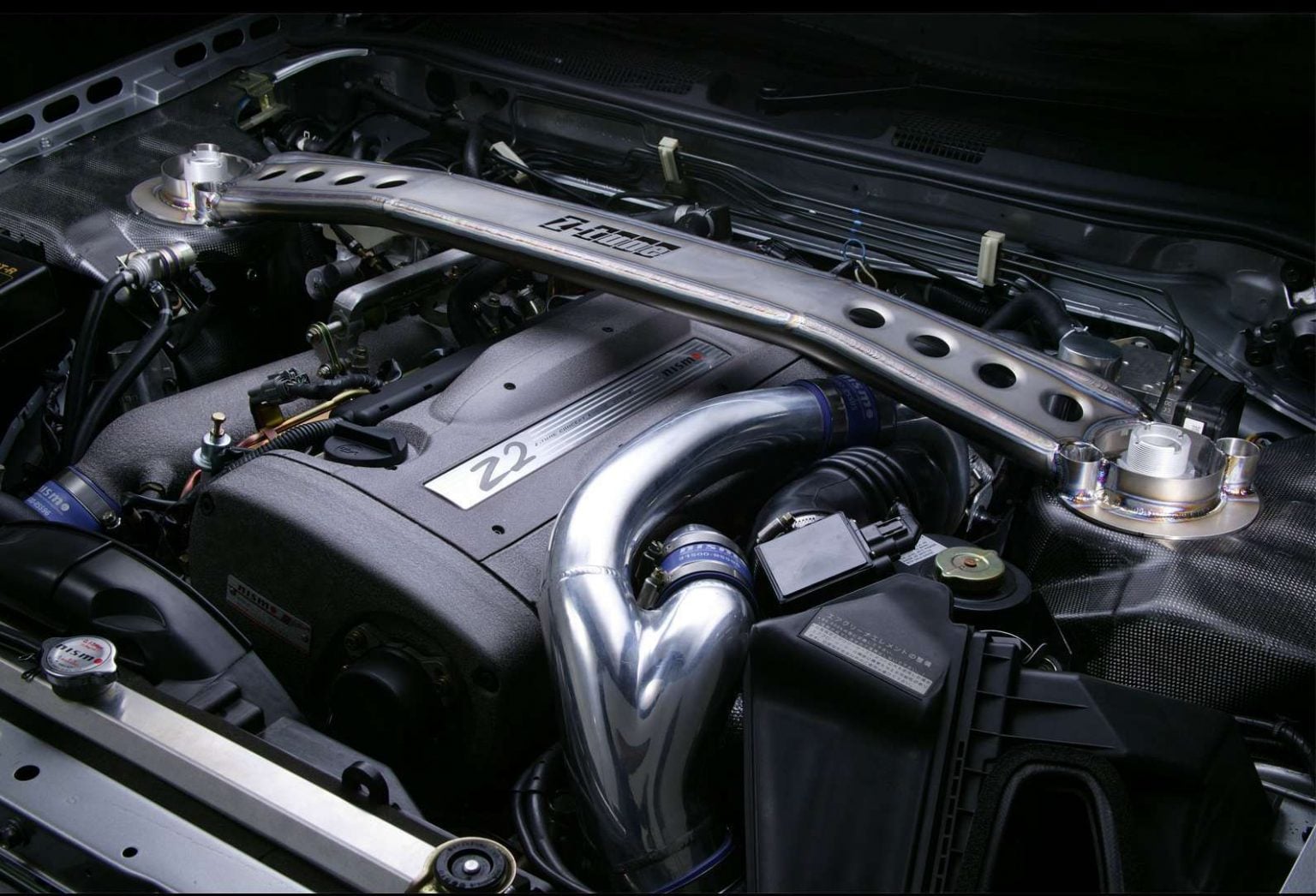 Lewis Hamilton troca Mercedes por Skyline GTR (R34)