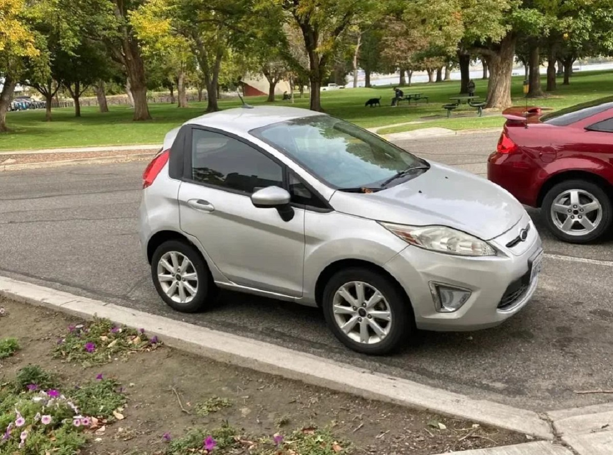 Motorista é flagrado dirigindo Ford Fiesta super compacto nos EUA