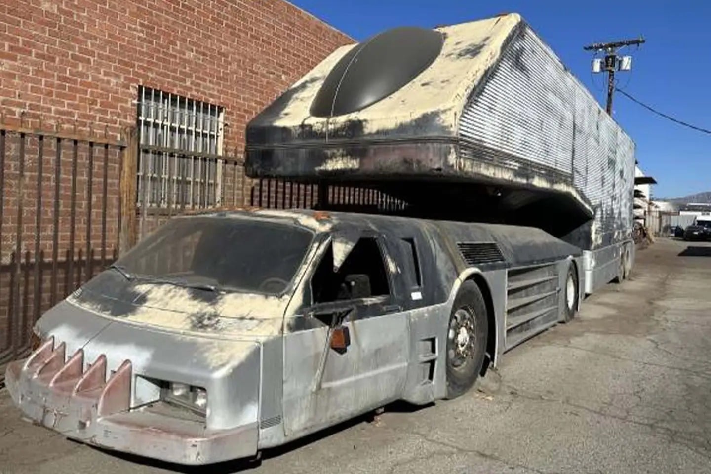 Caminhão de um futuro que não existiu está à venda