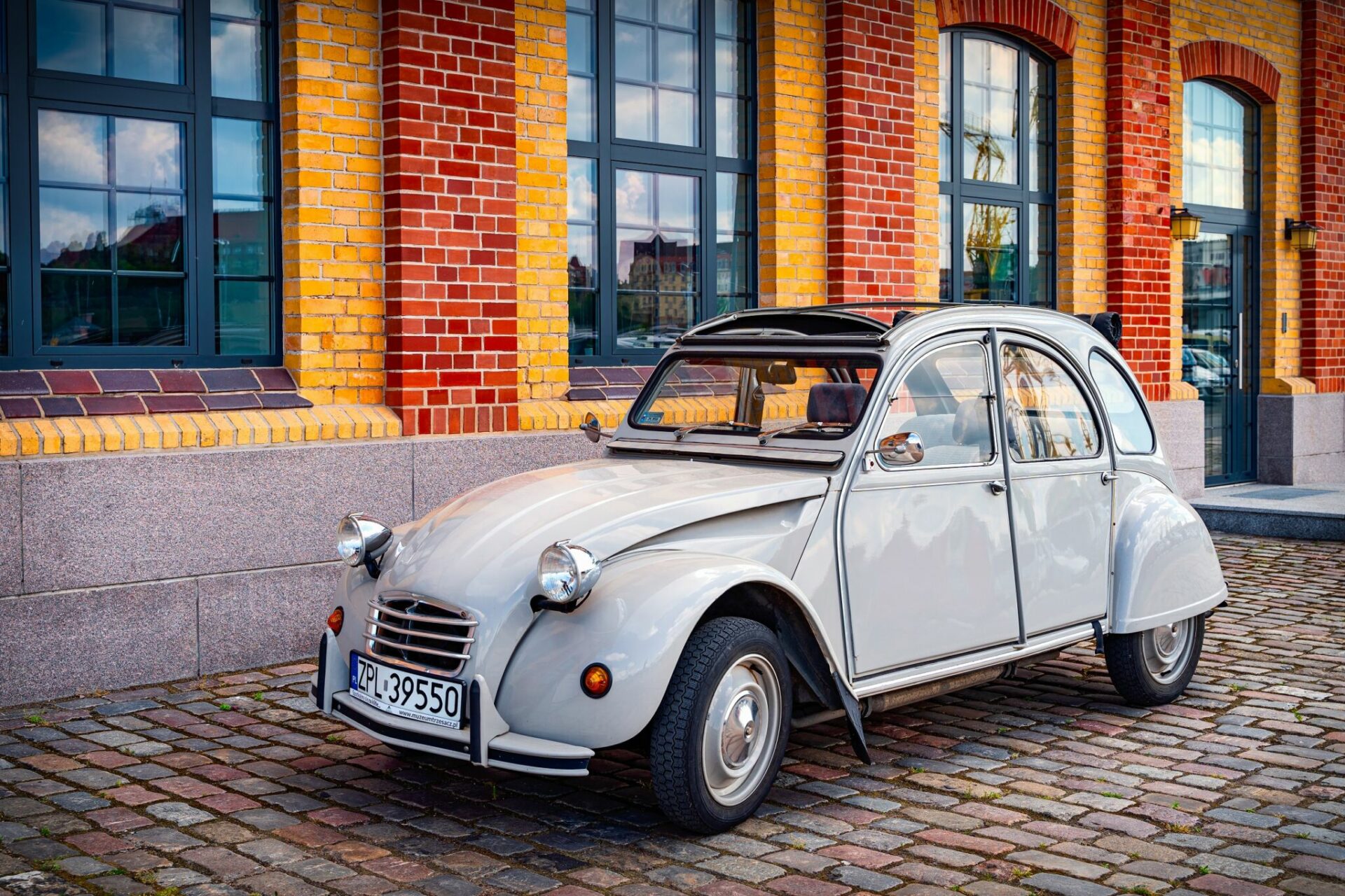 Citroën 2CV ganha versão Playmobil para a criançada