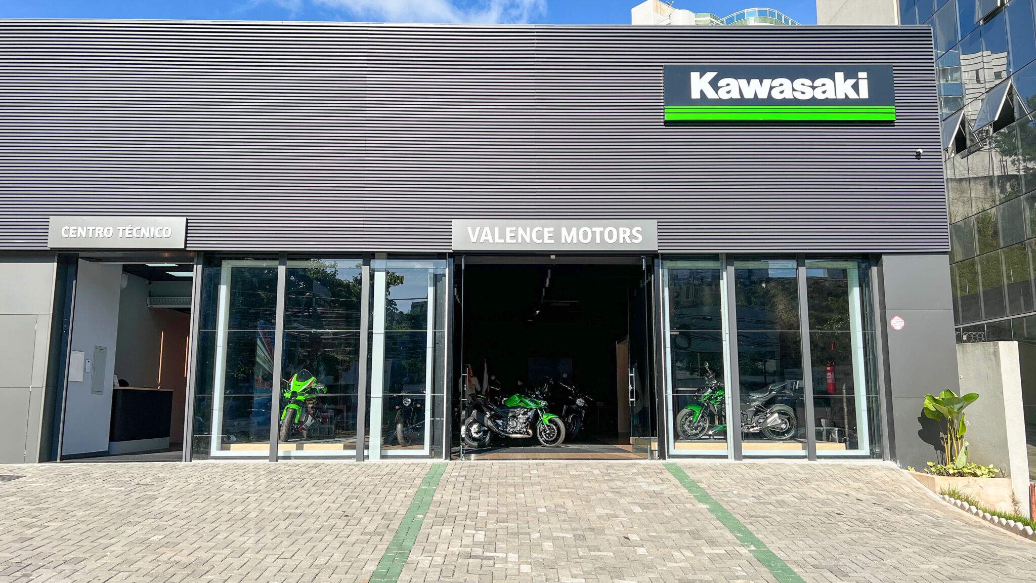Kawasaki inaugura primeira concessionária com novo conceito em BH
