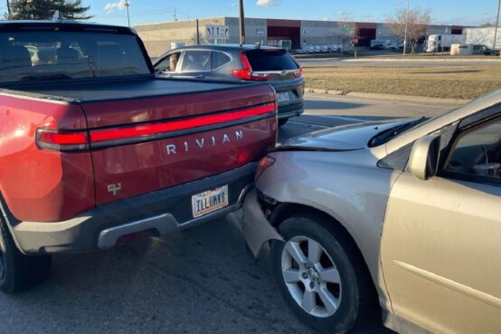 Rivian R1T tem reparo de R$211 mil após arranhão no para-choque