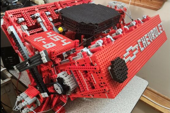 Motor feito de Lego é considerado o menor V8 funcional do mundo