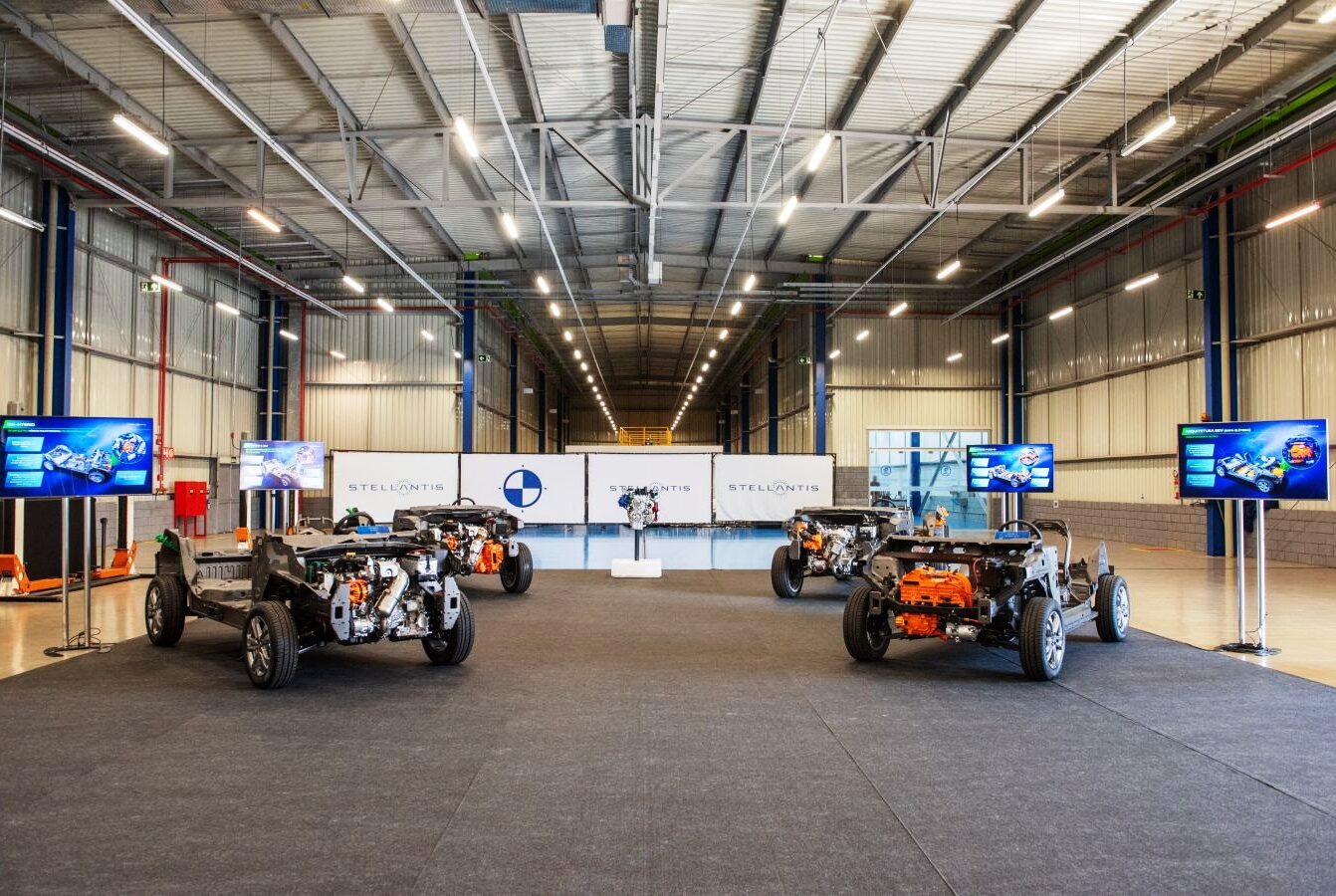Ofensiva da Stellantis inclui três híbridos flex e um elétrico