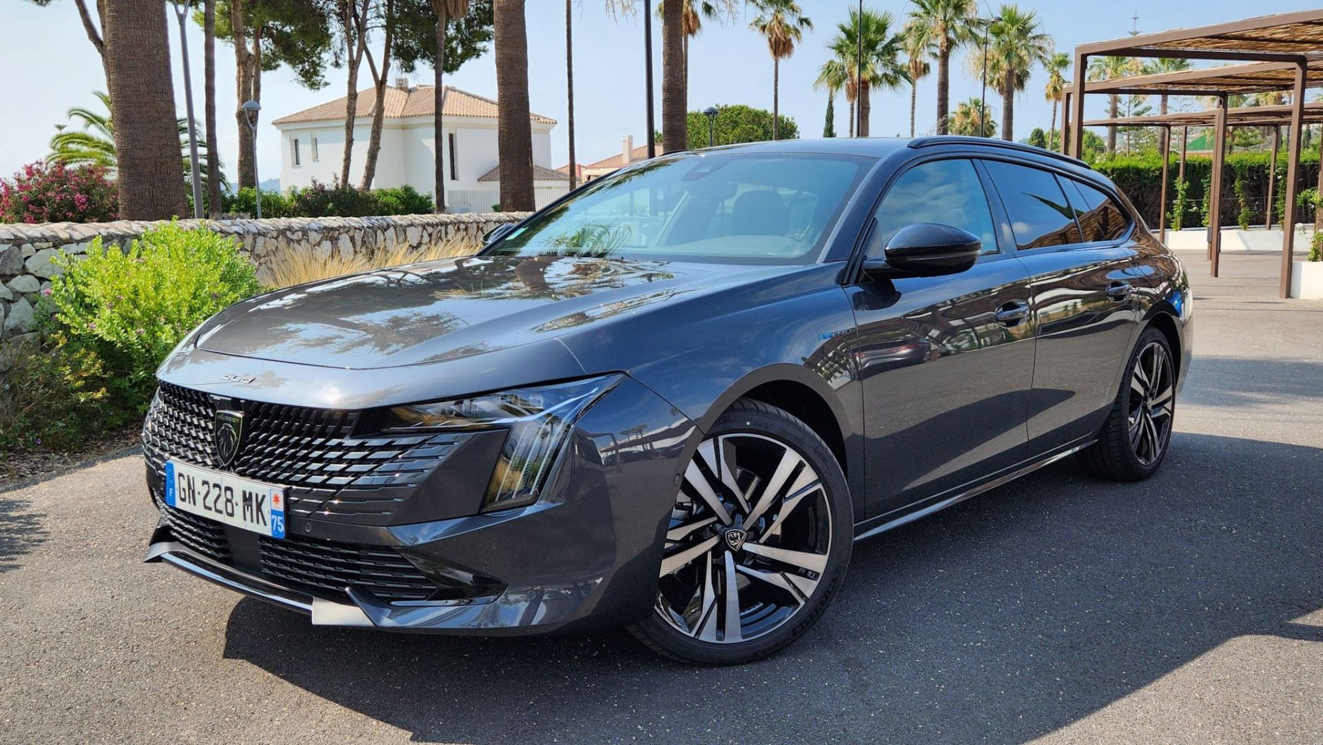 Peugeot 508 SW Hybrid prova que as peruas resistiram aos SUVs