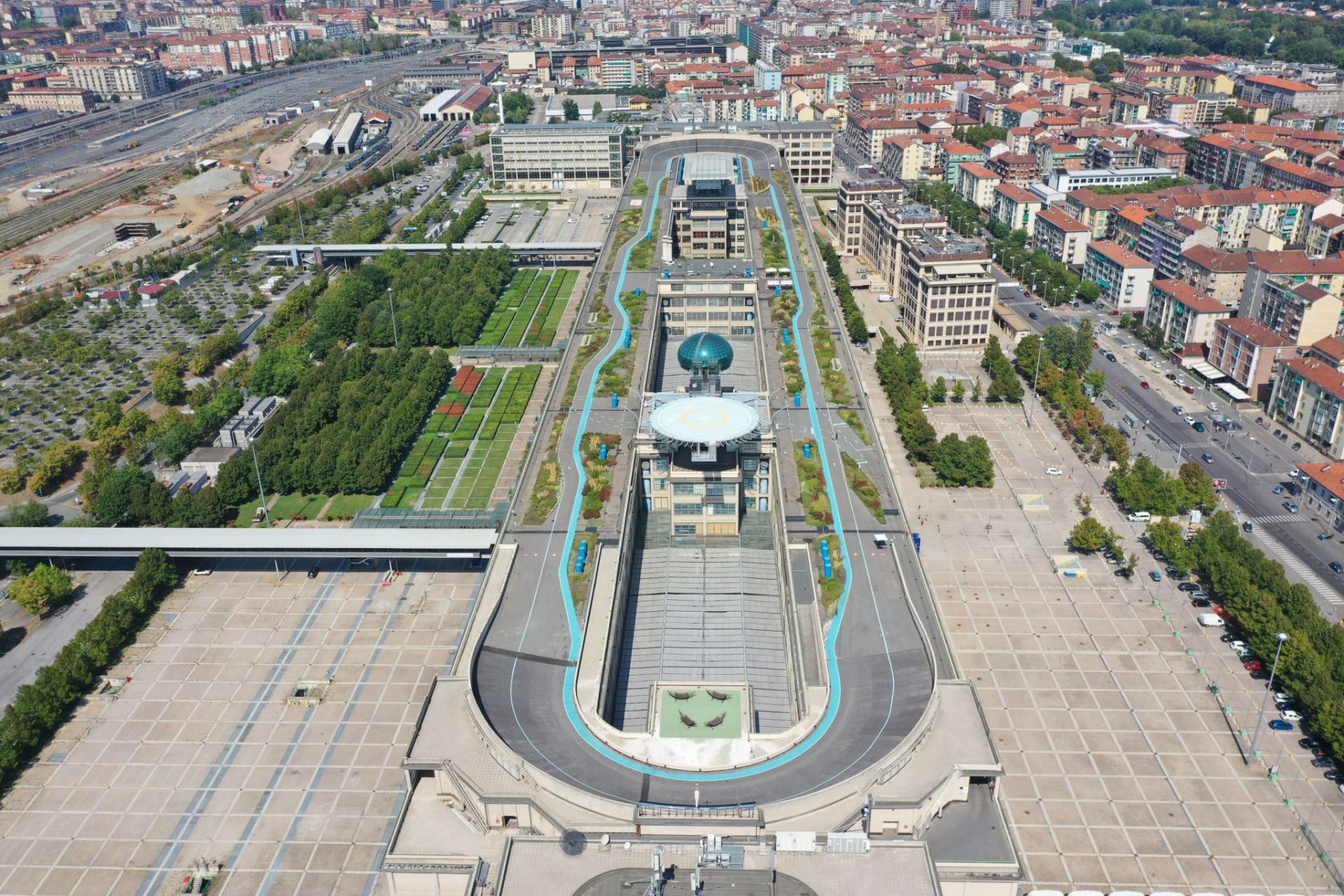 Lingotto: um desafio dirigir na pista de teste no teto de uma montadora!