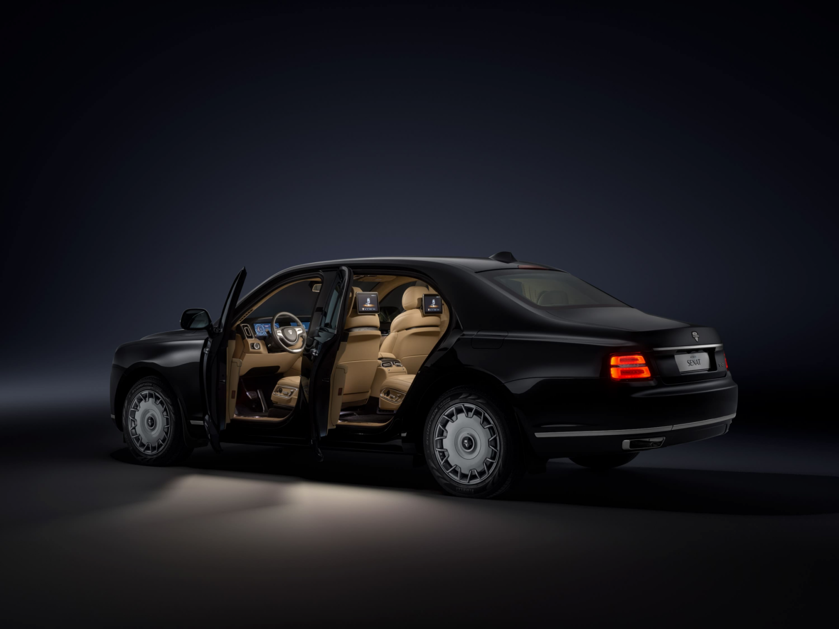 Aurus: Rei da Malásia se encanta por Rolls-Royce da Shopee