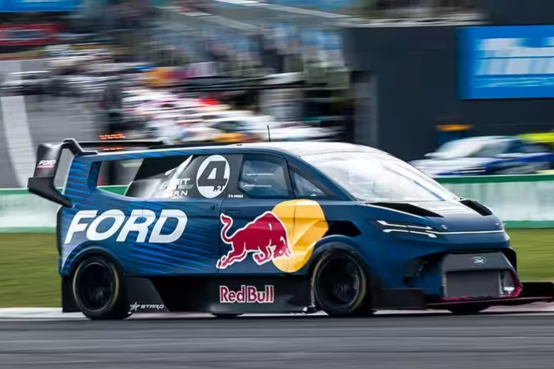 Ford SuperVan 4.2 atropela supercarro Mercedes-AMG GT3