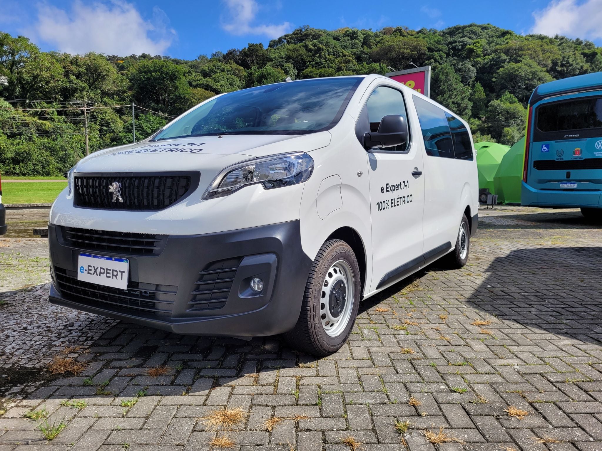 Peugeot e-Expert ganha versão de passageiros 7+1 pra CNH B