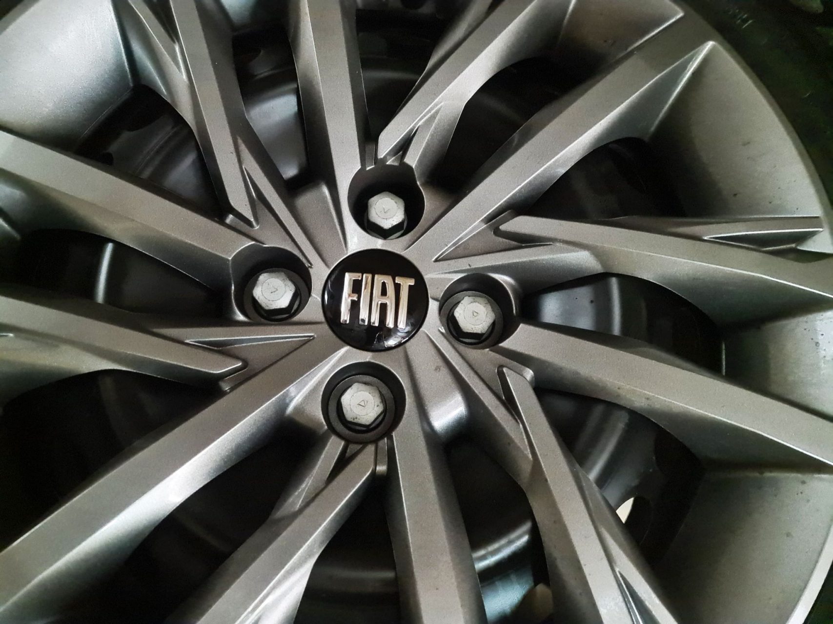 Por que os carros da Fiat tem a roda com logo azul? Como resolver?