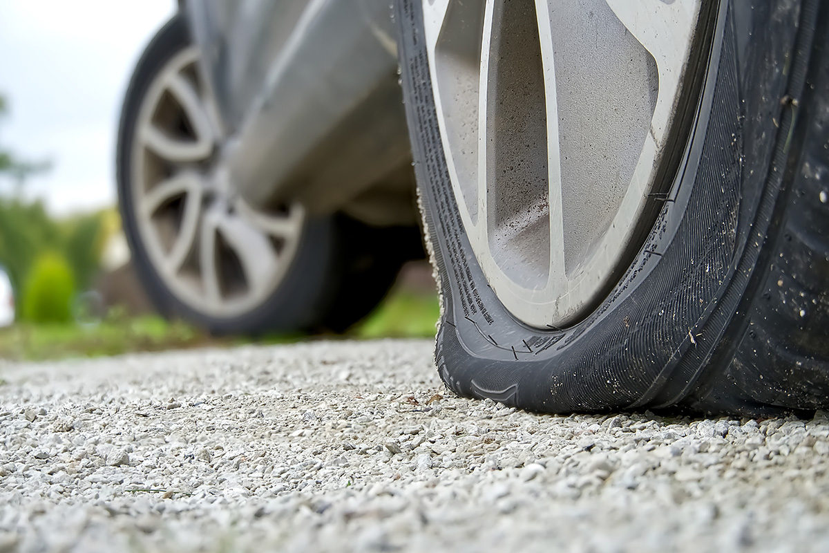 Pneu furado: qual é a melhor e mais segura solução?