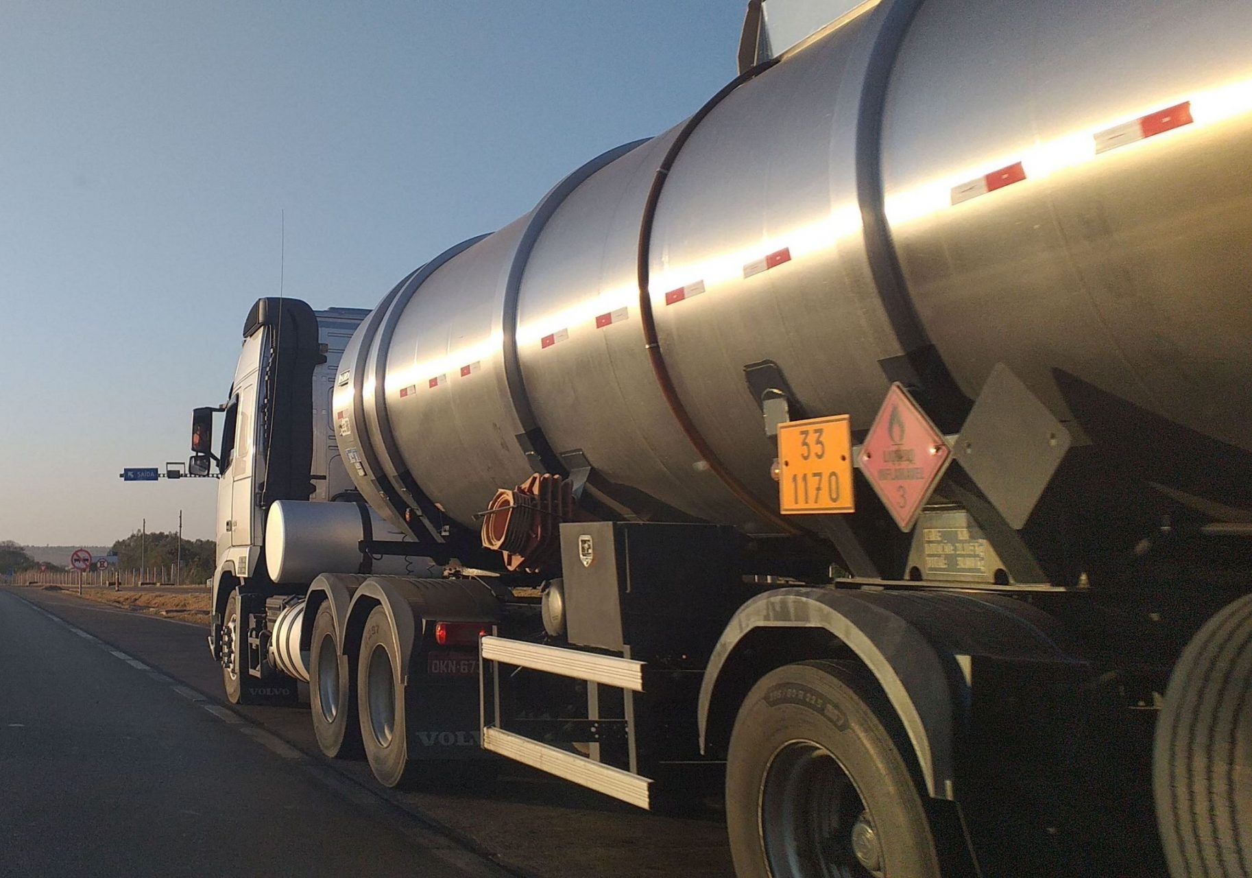 Transporte de cargas perigosas: o que significam as placas