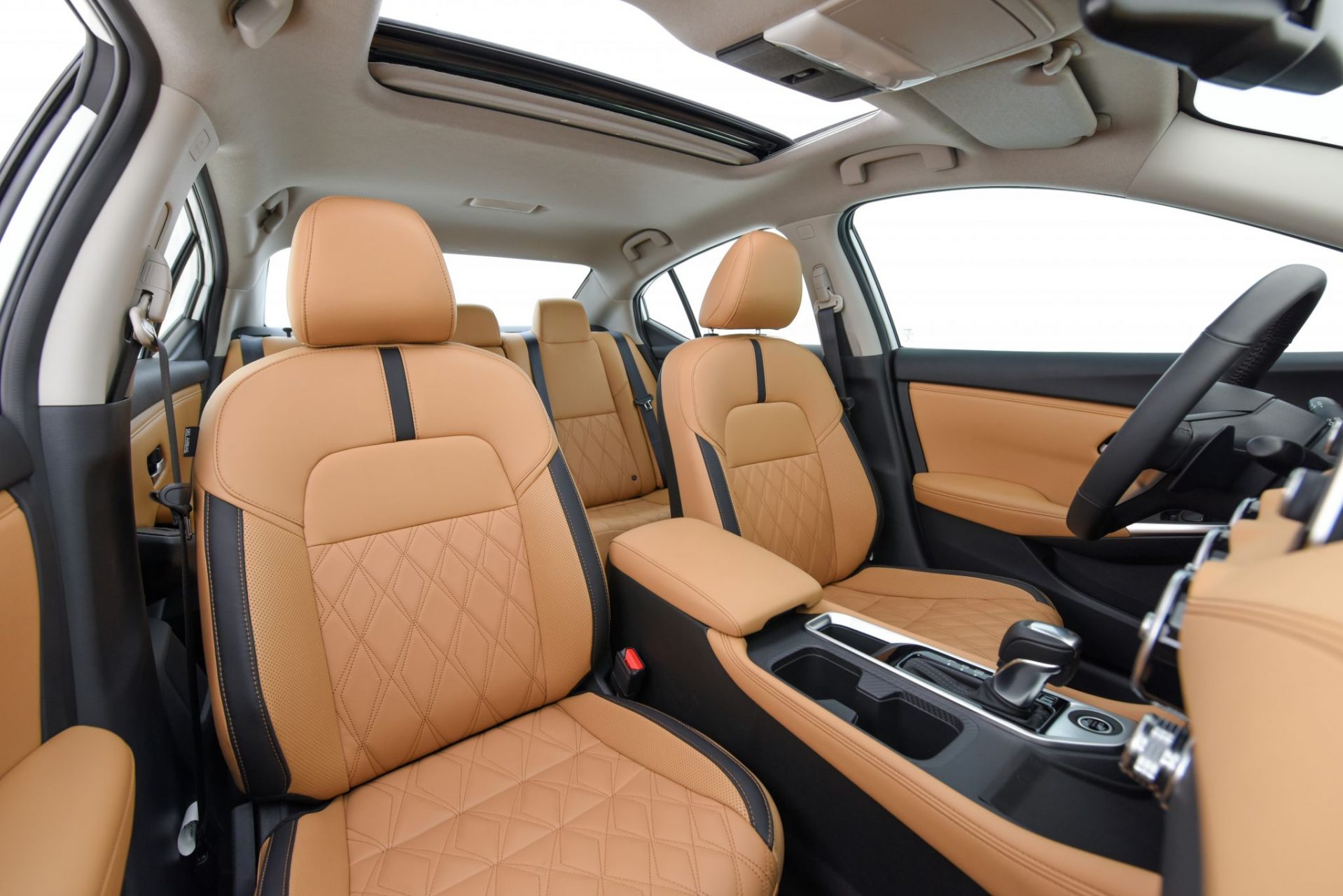 Nissan Sentra 2025 ganha ADAS de série, mas mantém motor antigo