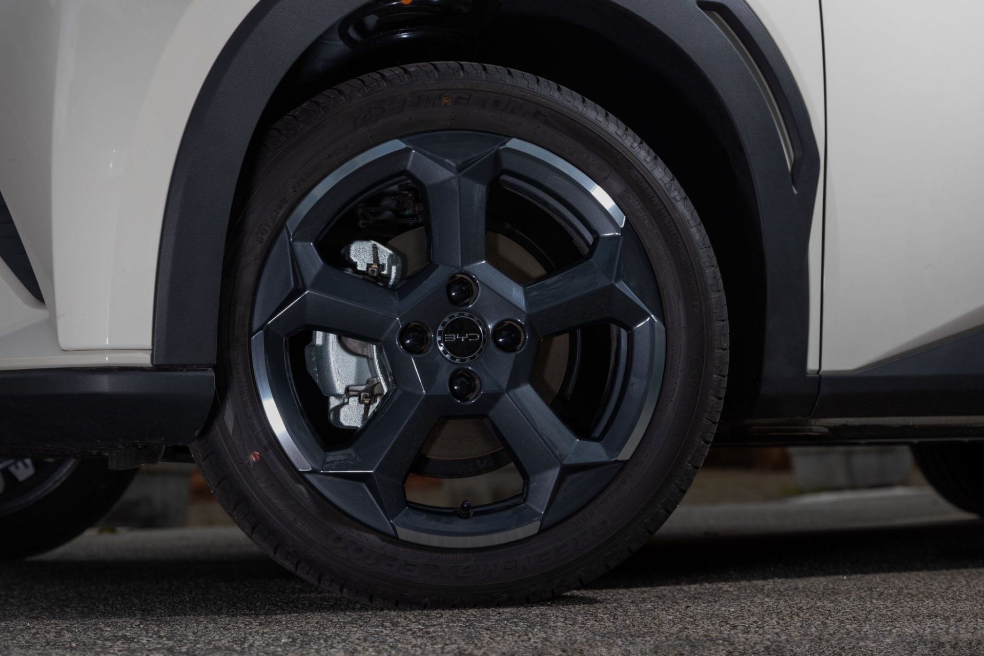 Marca brasileira lança pneu para BYD Dolphin Mini