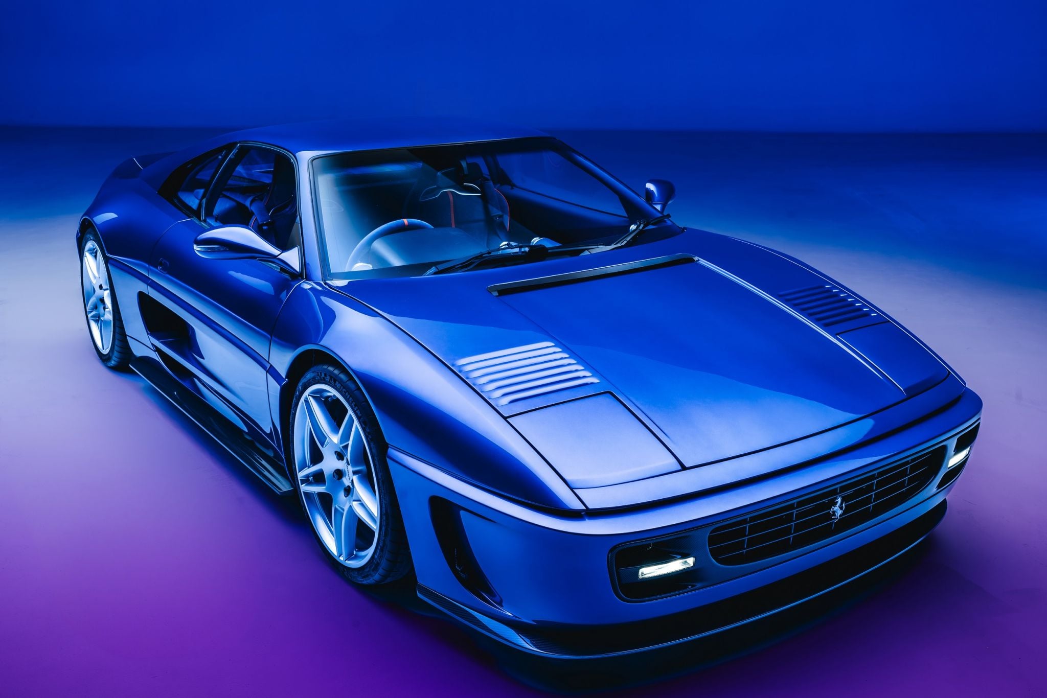 Ferrari F355 dos anos 1990 retorna como restomod