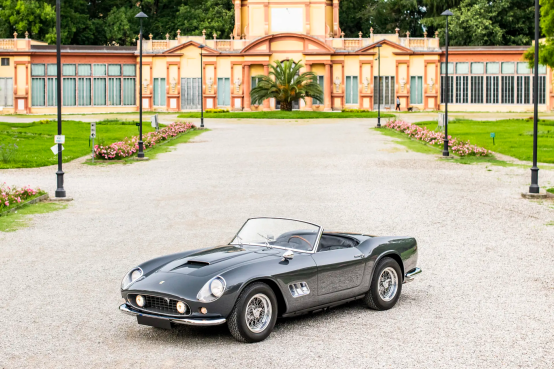 Primeira Ferrari 250 GT SWB California Spider vai a leilão