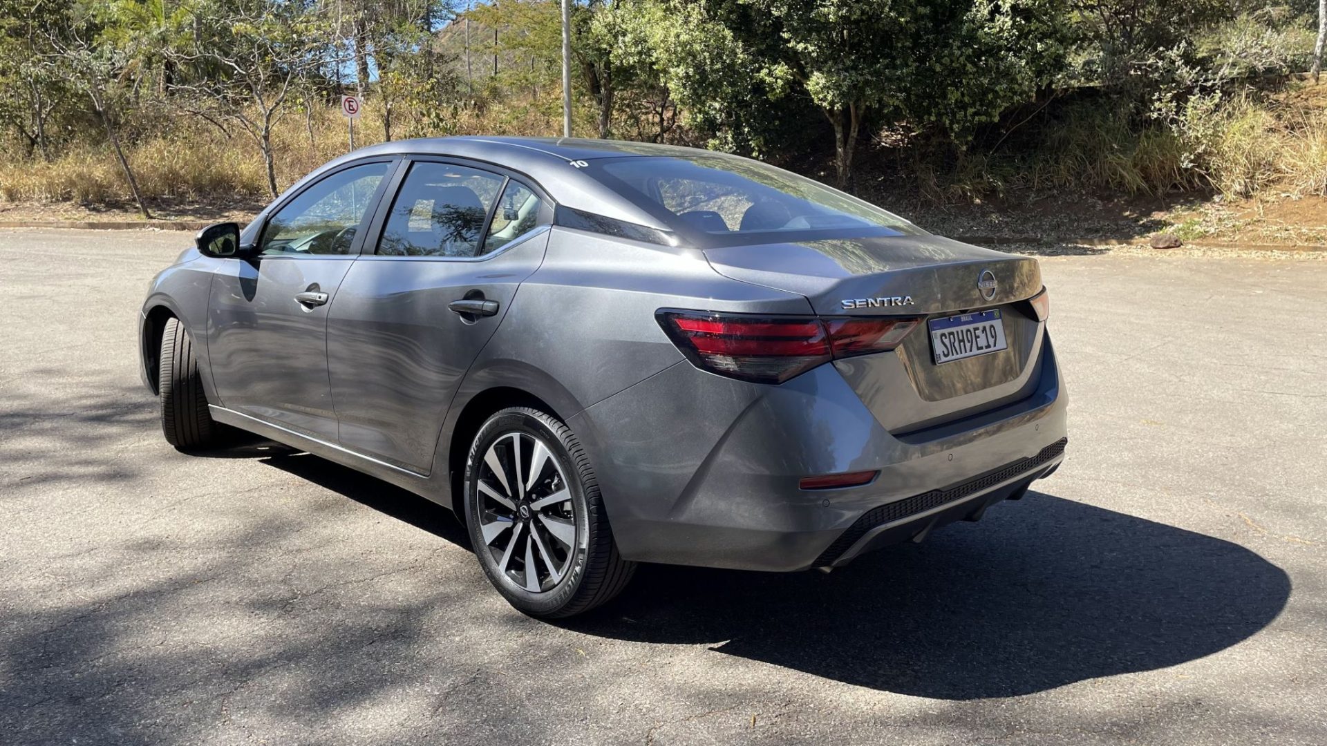 Teste do Nissan Sentra Advance 2025: o que tem de bom e ruim
