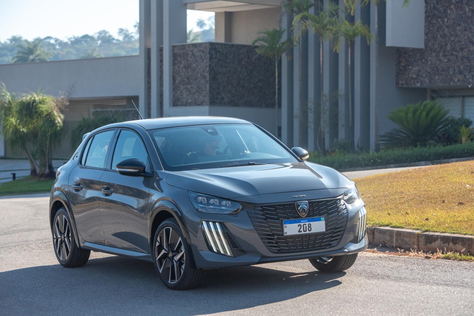 Peugeot 208 GT 2025 estreia a nova face do leão