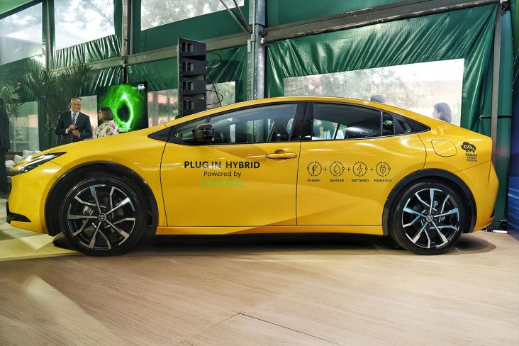 Toyota mostra Prius híbrido plug-in flex no Brasil