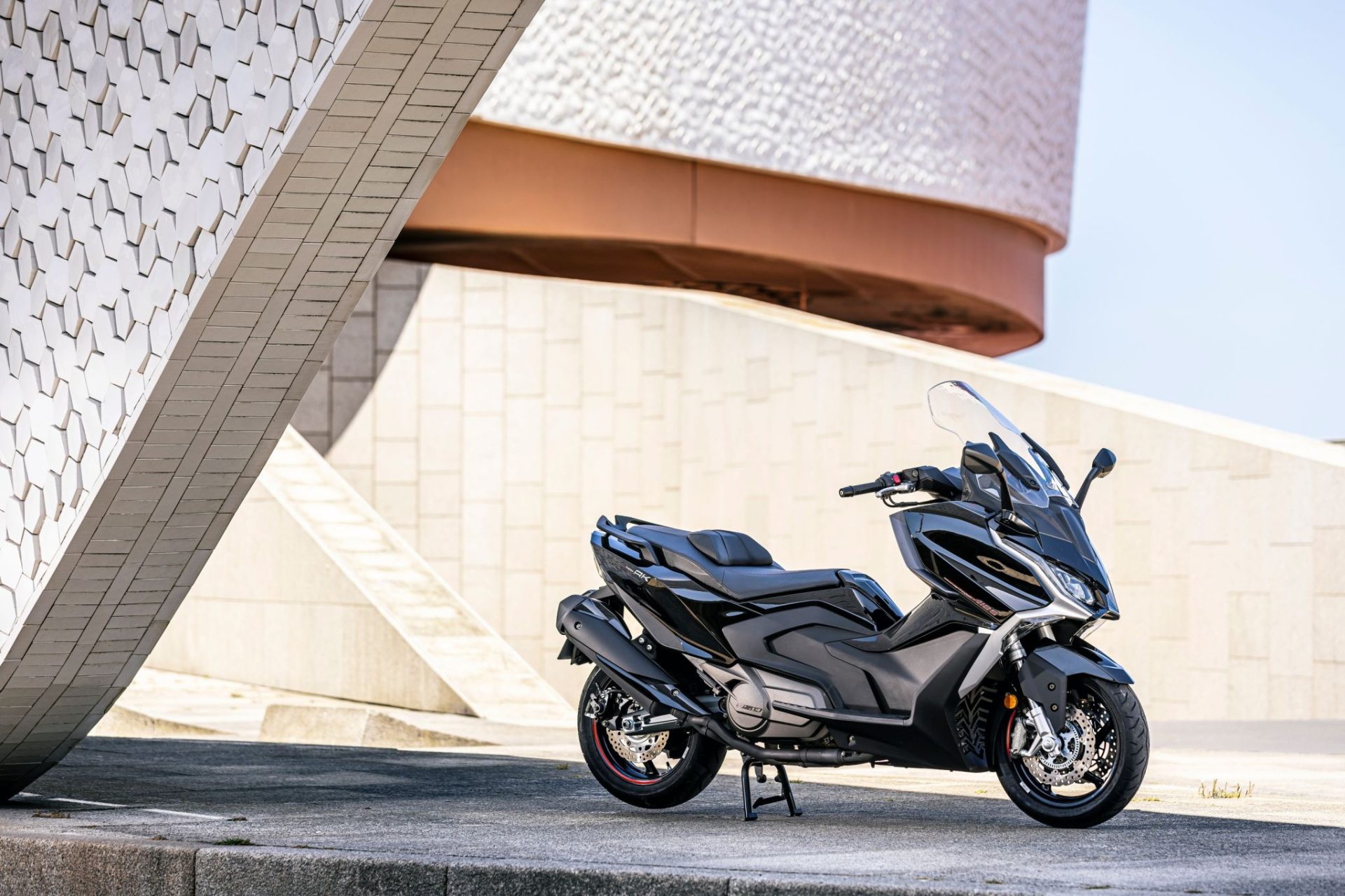 Kymco AK 550 Premium: scooter média recheada de tecnología