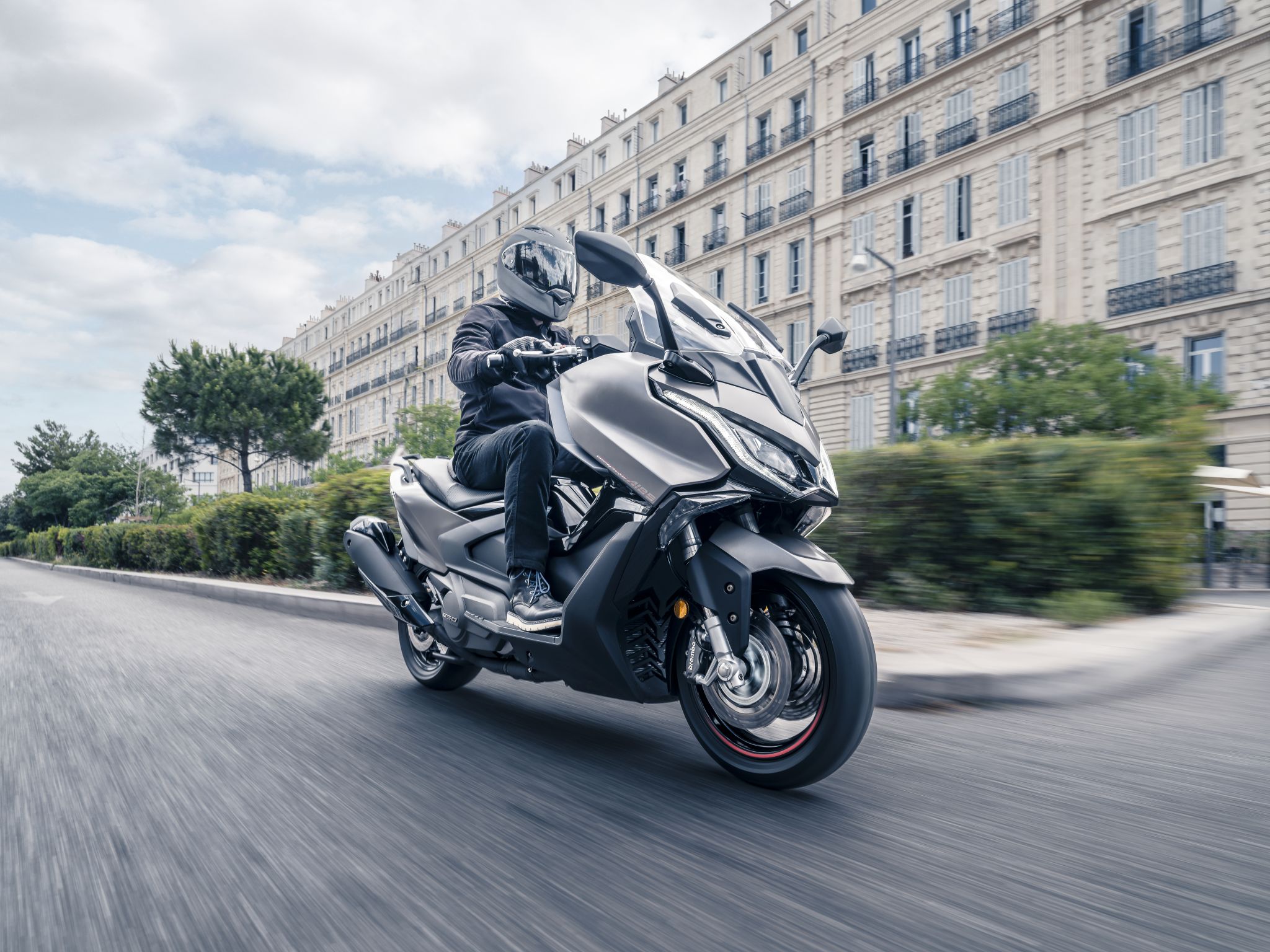 Kymco AK 550 Premium: scooter média recheada de tecnología