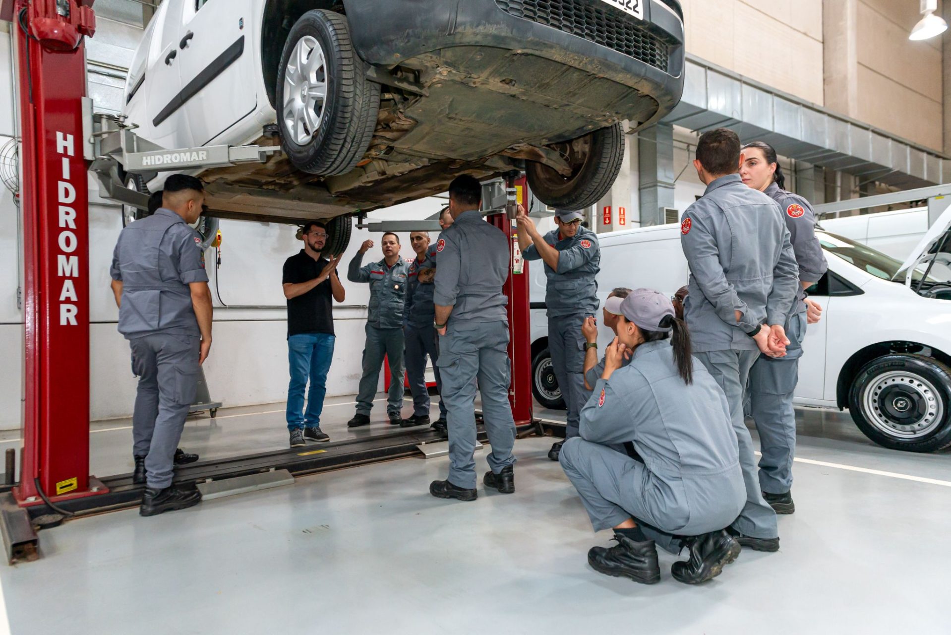 Renault treina bombeiros contra incêndios em carros elétricos