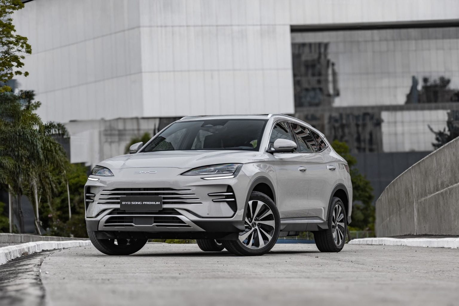 BYD Song Premium chega ao Brasil por R$ 300 mil