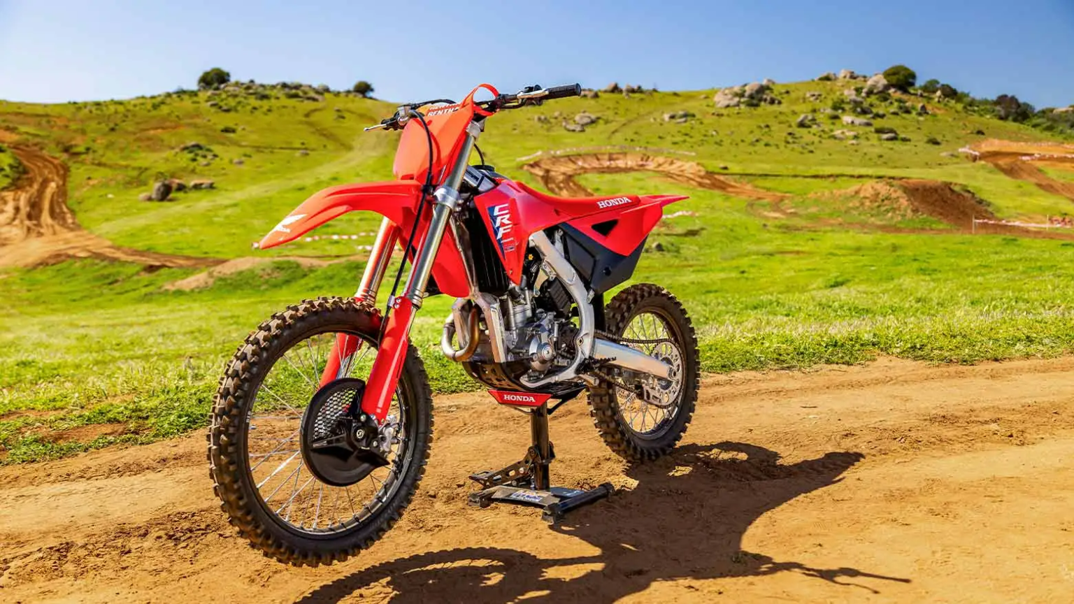 Honda CRF 2025 chega com chassis mais resistentes e potentes