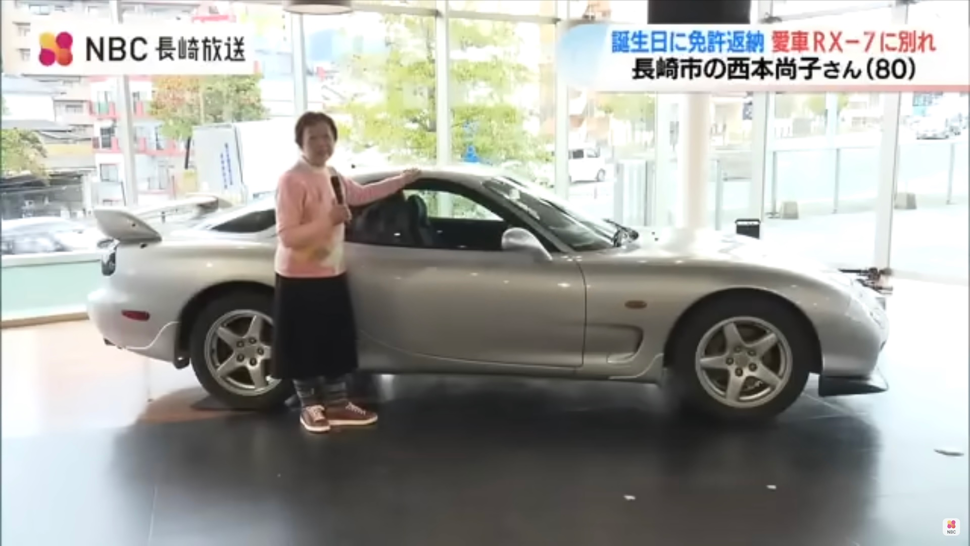 Após 25 anos, idosa vende seu Mazda: o motivo é emocionante